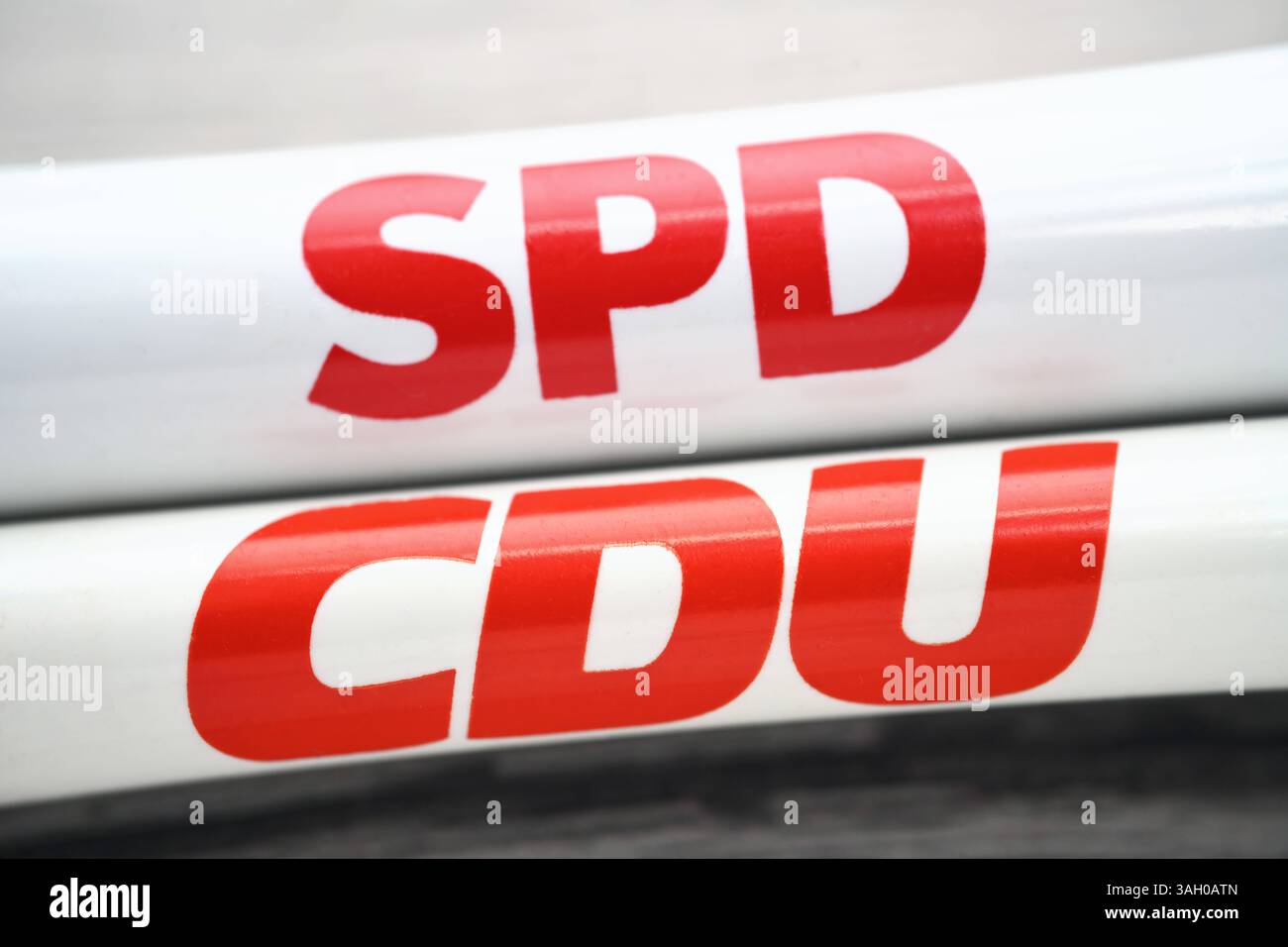 Kugelschreiber von CDU und SPD, Symbolfoto GroKo *** Ballpoint pen from ...