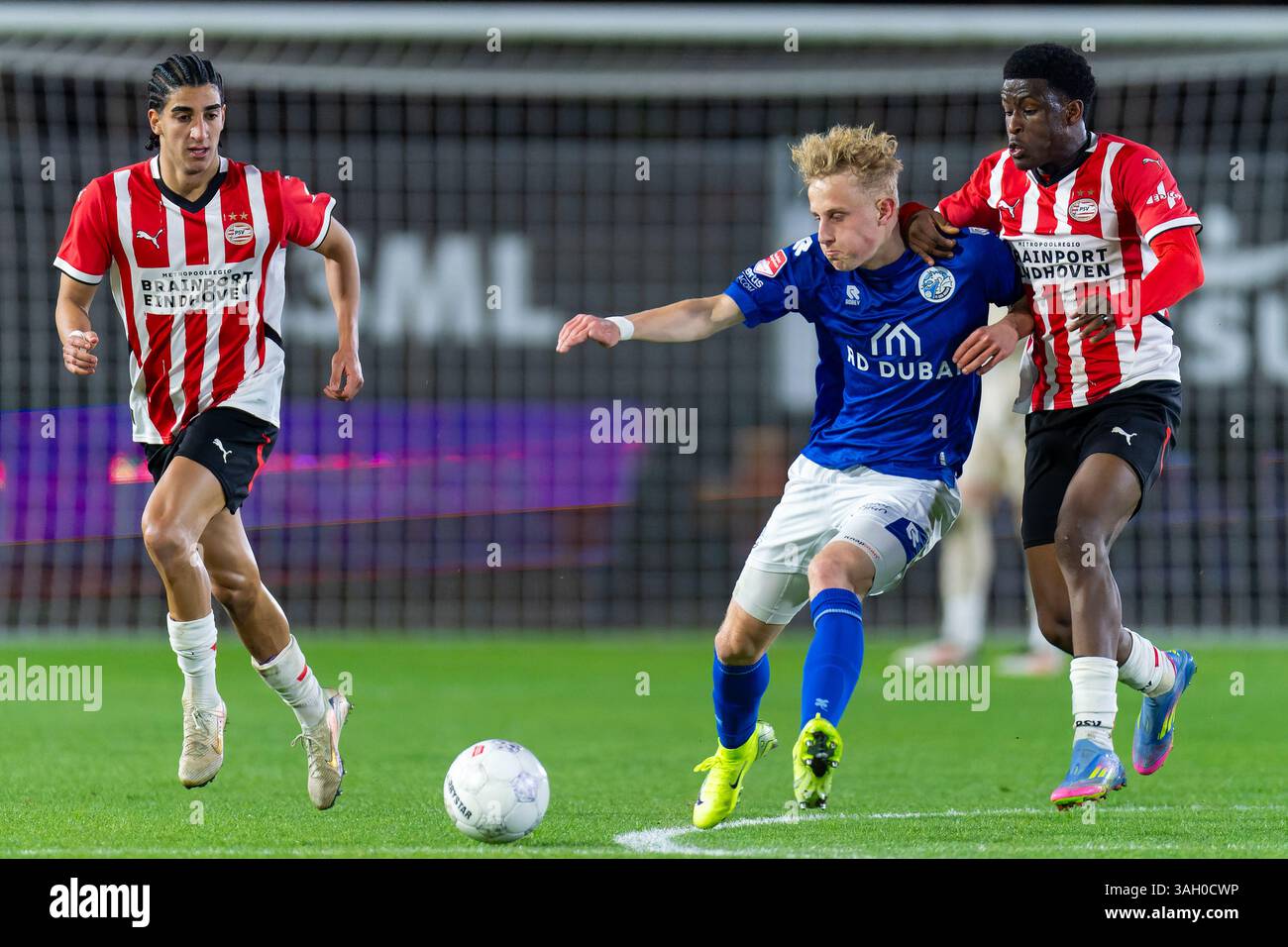 EINDHOVEN, NETHERLANDS - MARCH 31: Mees Laros of FC Den Bosch battles ...