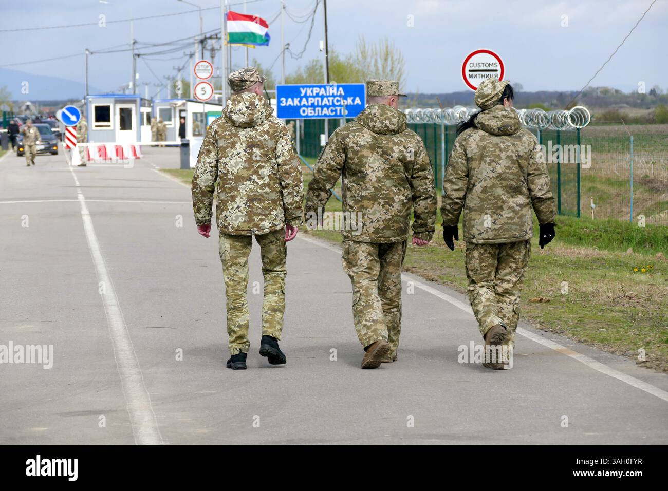 Ukrainian border guards are at the Velyka Palad-Nagyhodos checkpoint ...