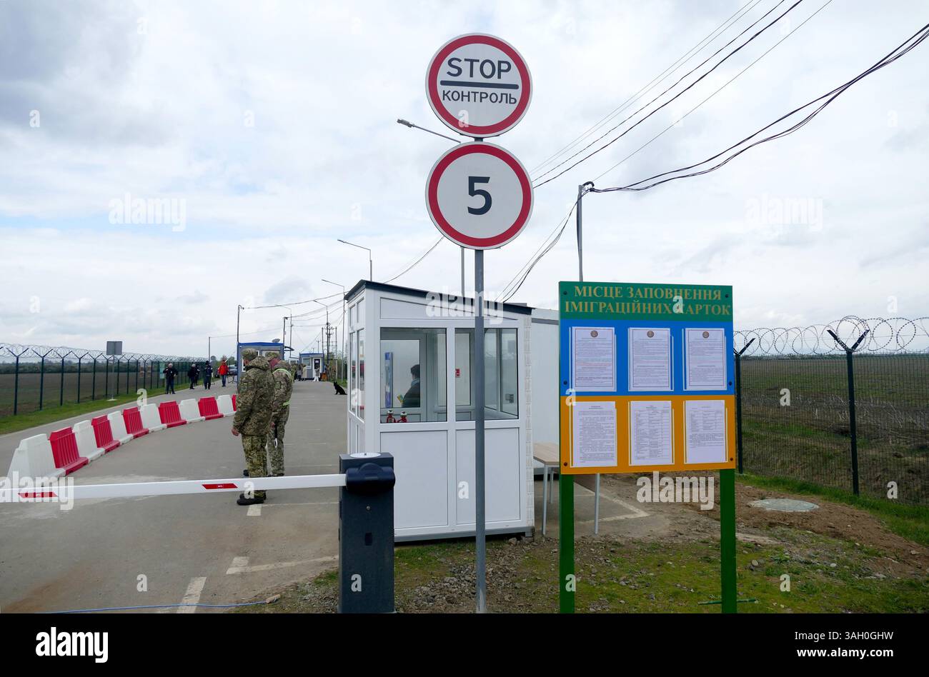 Ukrainian border guards are at the Velyka Palad-Nagyhodos checkpoint ...
