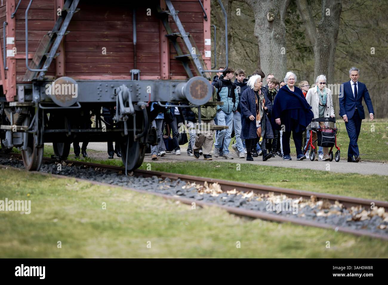 HOOGHALEN - Prime Minister Dick Schoof gets a tour together with ...
