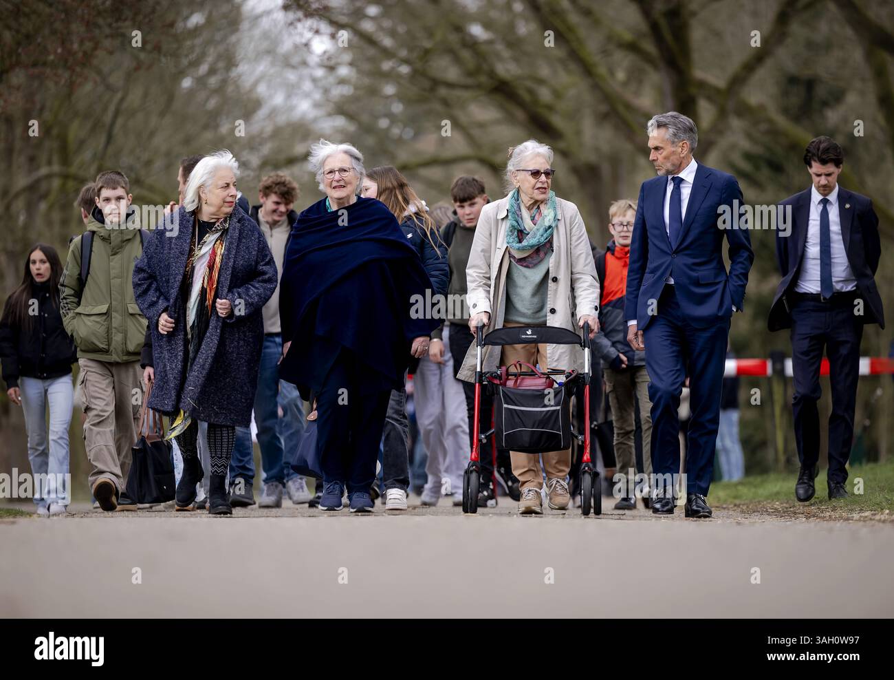 HOOGHALEN - Prime Minister Dick Schoof gets a tour together with ...