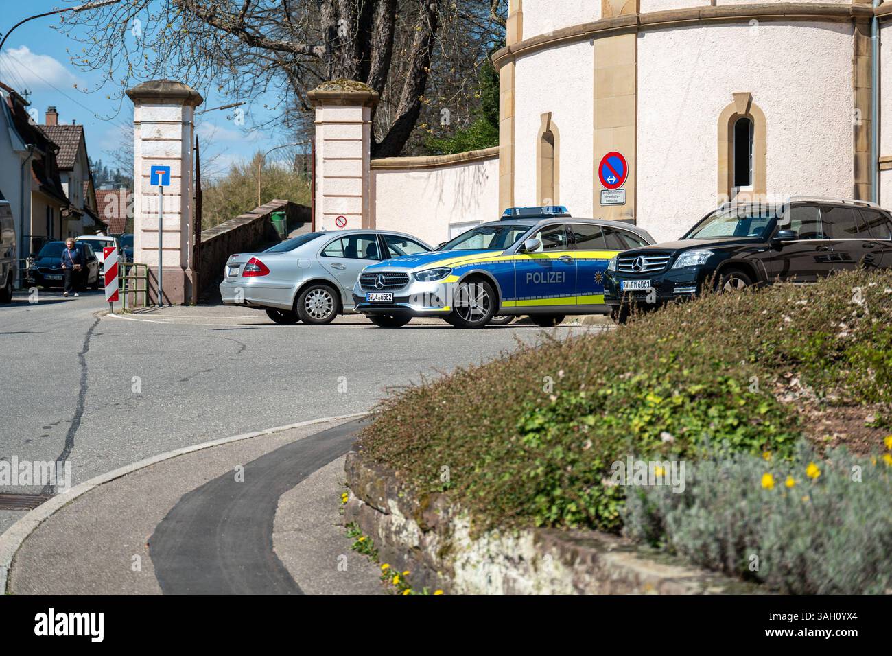 Schuss der Polizei in Schramberg, Polizeiautos stehen in der ...