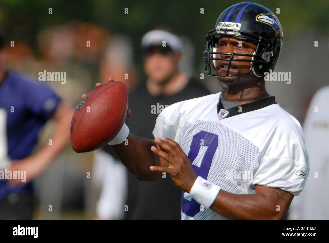 Baltimore ravens quarterback steve mcnair hi-res stock photography and ...