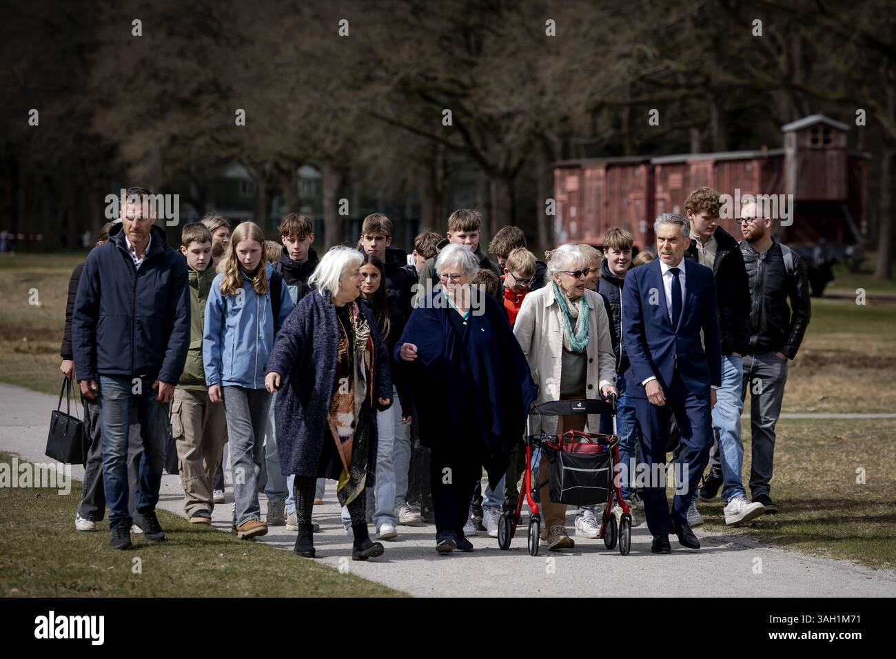 HOOGHALEN - Prime Minister Dick Schoof gets a tour together with ...