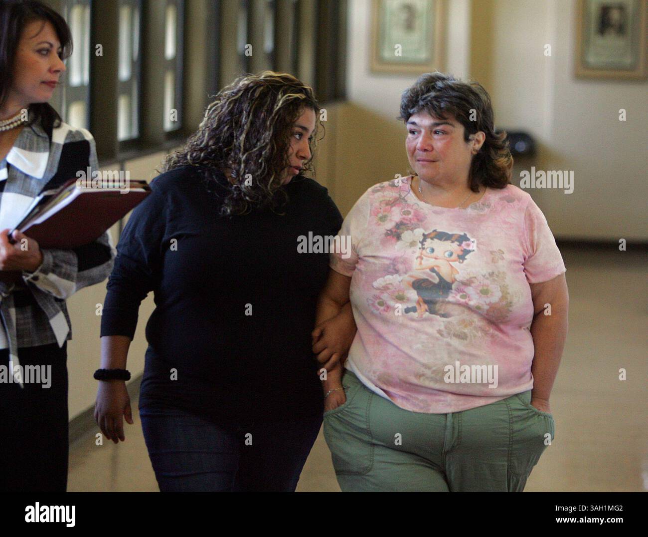 FRESNO, CA. ----11/4/09 ----- At right, Elsa Castro, mother of 14-year ...