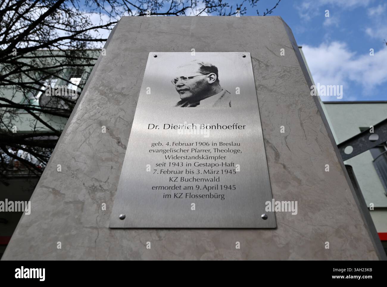 09 April 2025, Thuringia, Weimar: A memorial to Dietrich Bonhoeffer ...