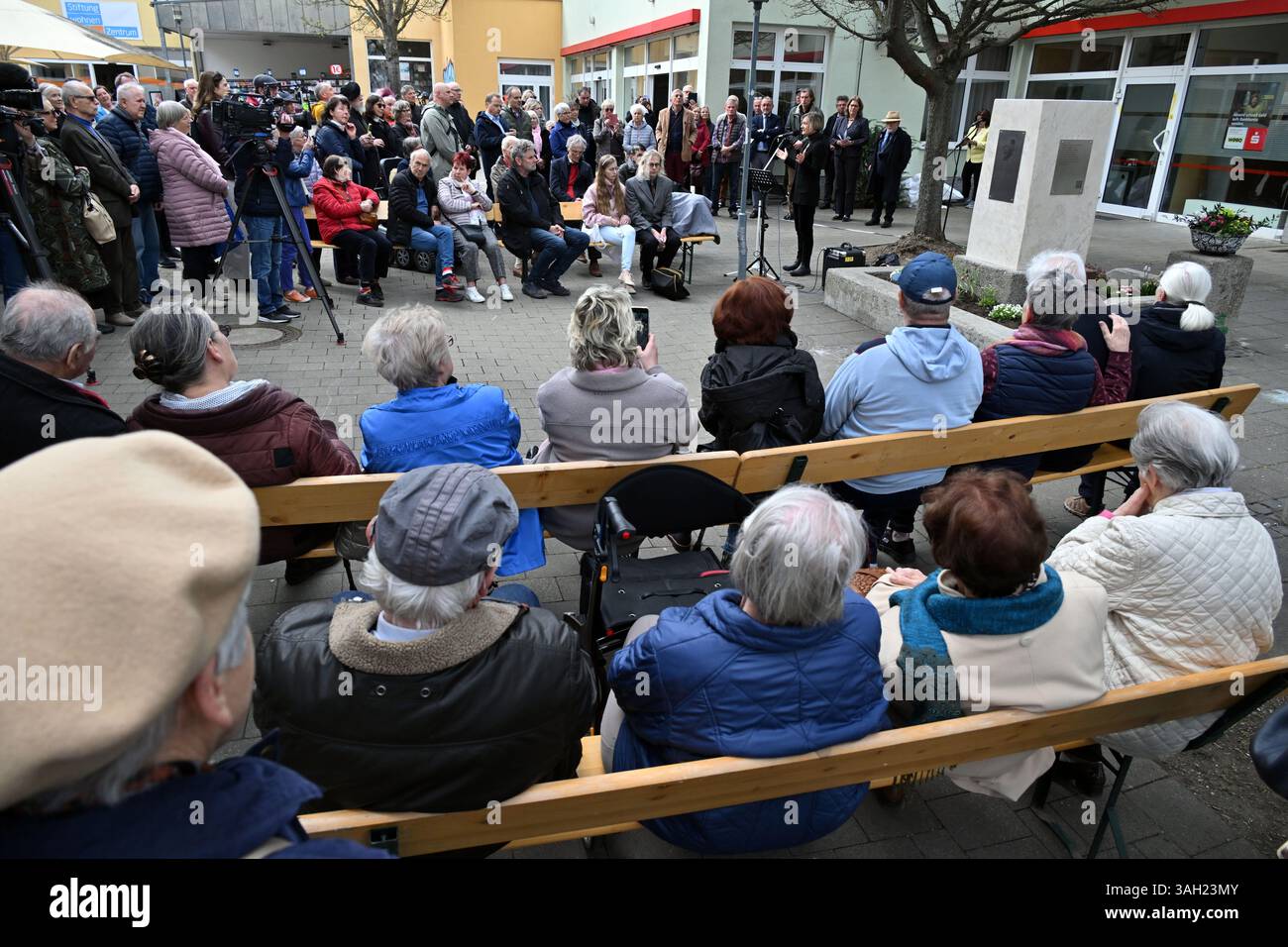 09 April 2025, Thuringia, Weimar: People take part in the dedication of ...
