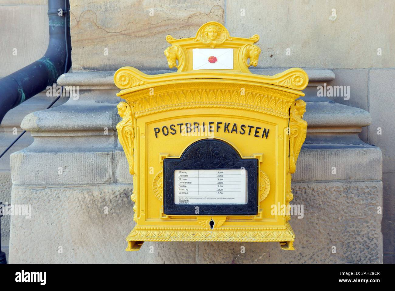04.04.2025, Magdeburg/Sachsen-Anhalt/Deutschland. Alter Briefkasten am ...