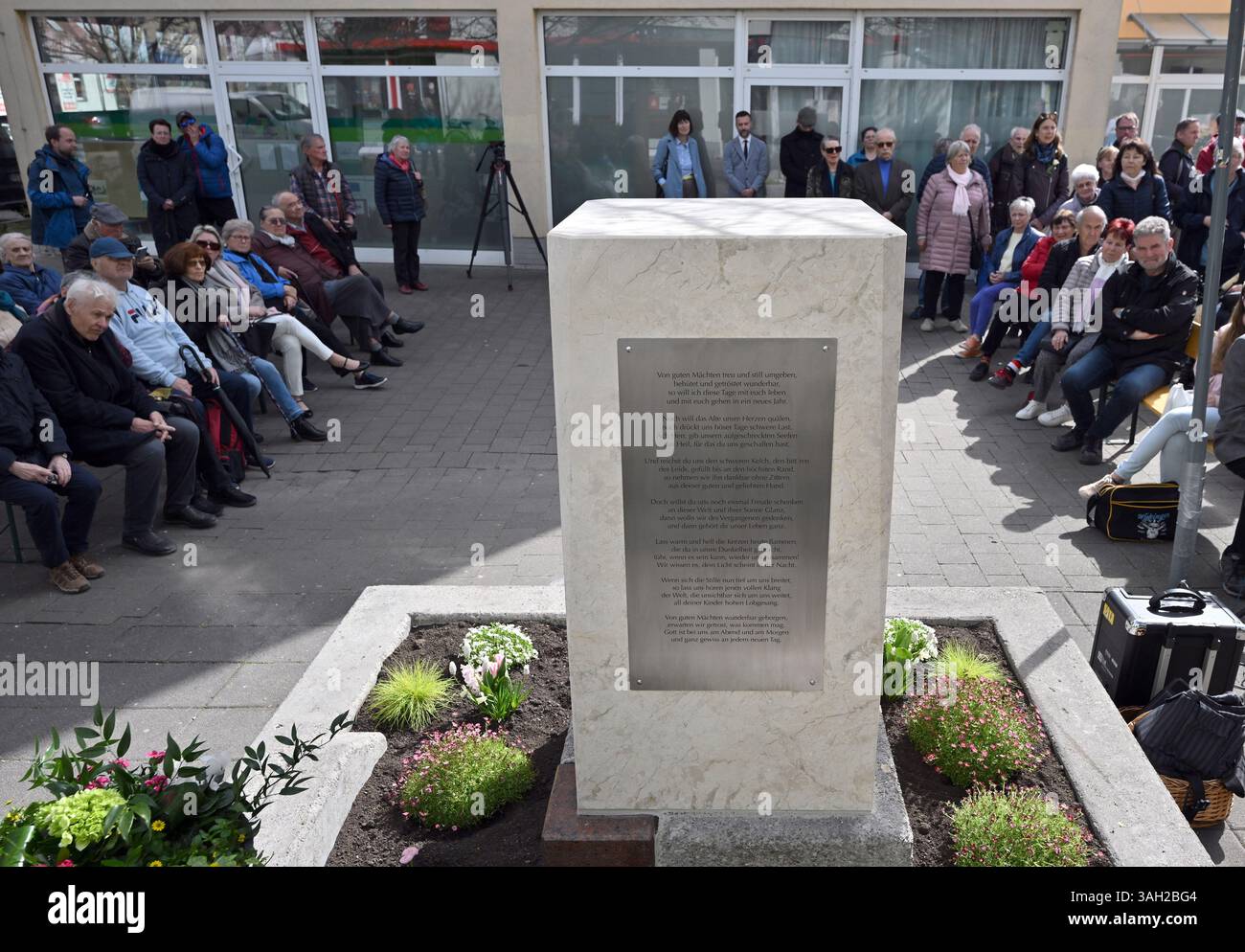 09 April 2025, Thuringia, Weimar: A memorial to Dietrich Bonhoeffer ...