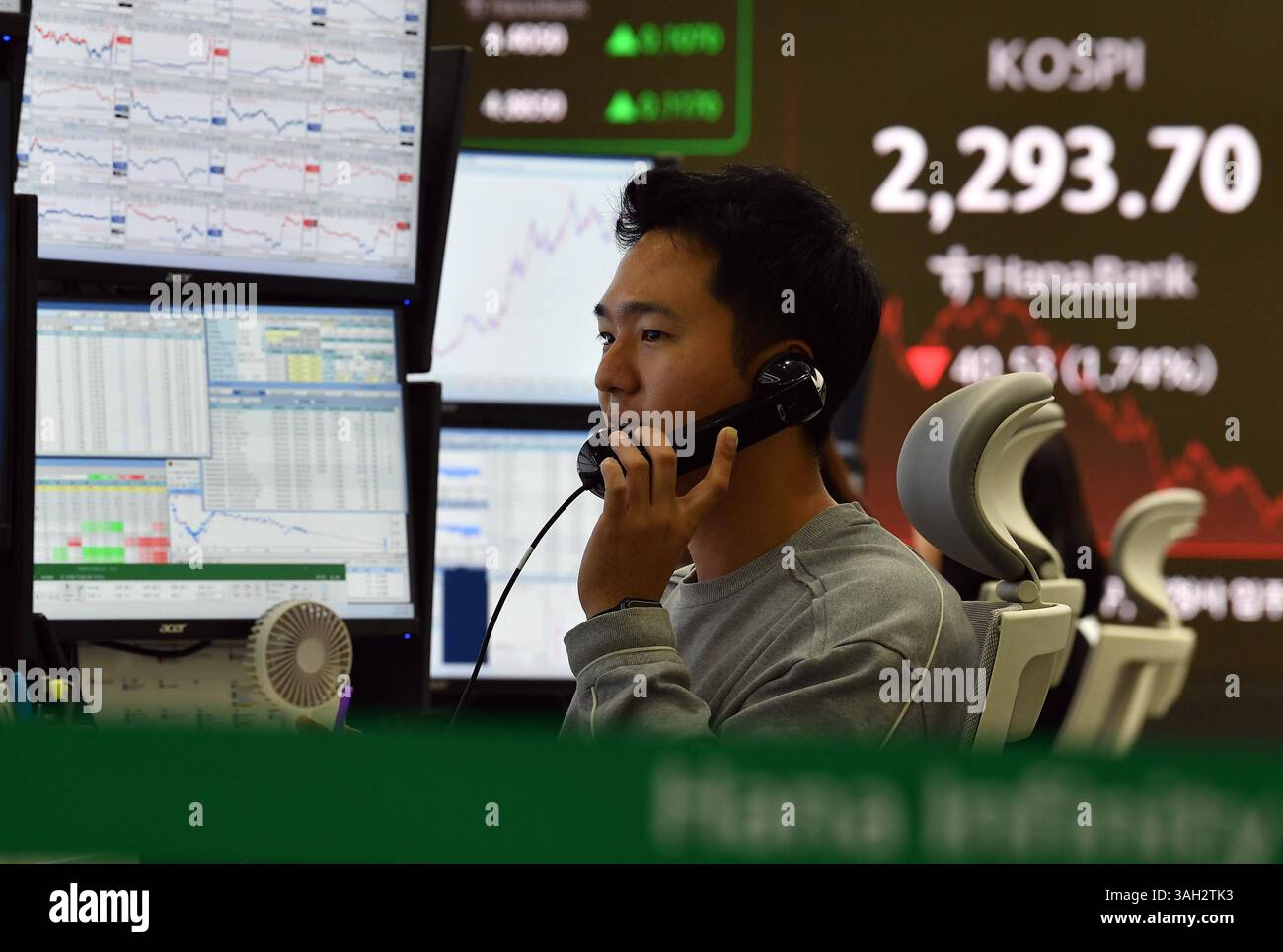 Stock market plummet in South Korea A currency traders reacts at the ...