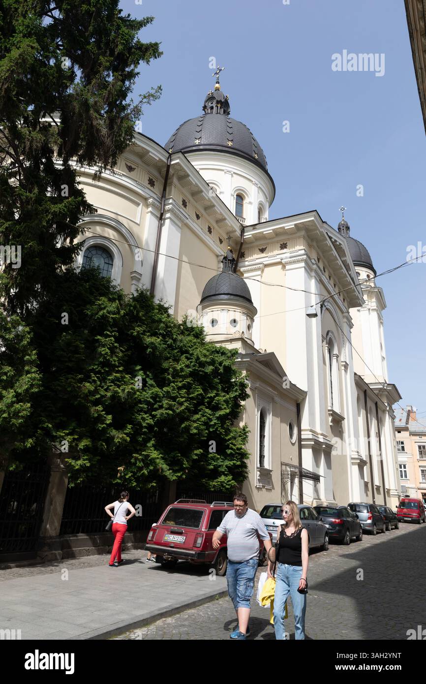 Visitors stroll along lush hi-res stock photography and images - Alamy