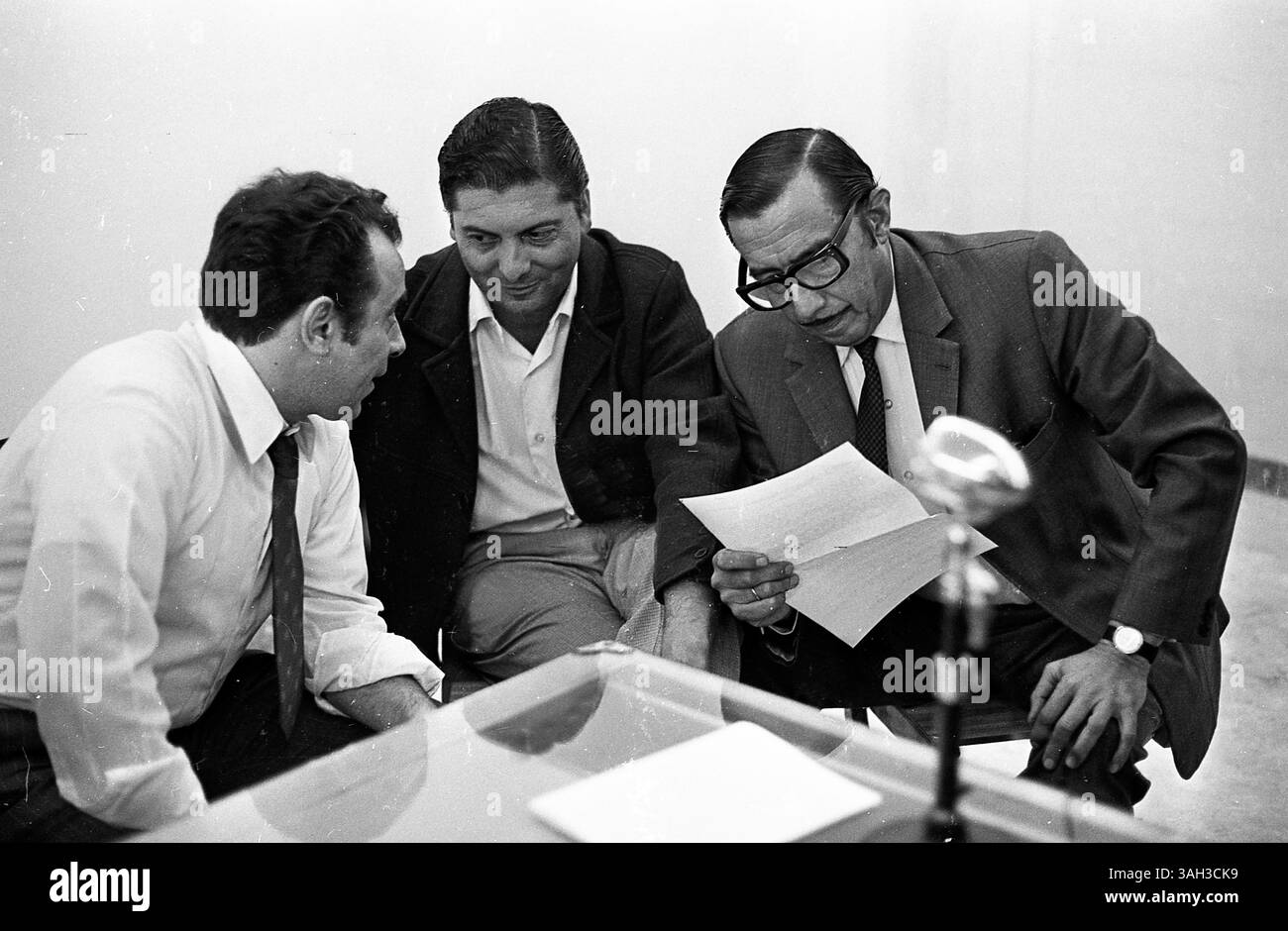 Argentine labour leaders Miguel Gazzera (center) and Andrés Framini ...