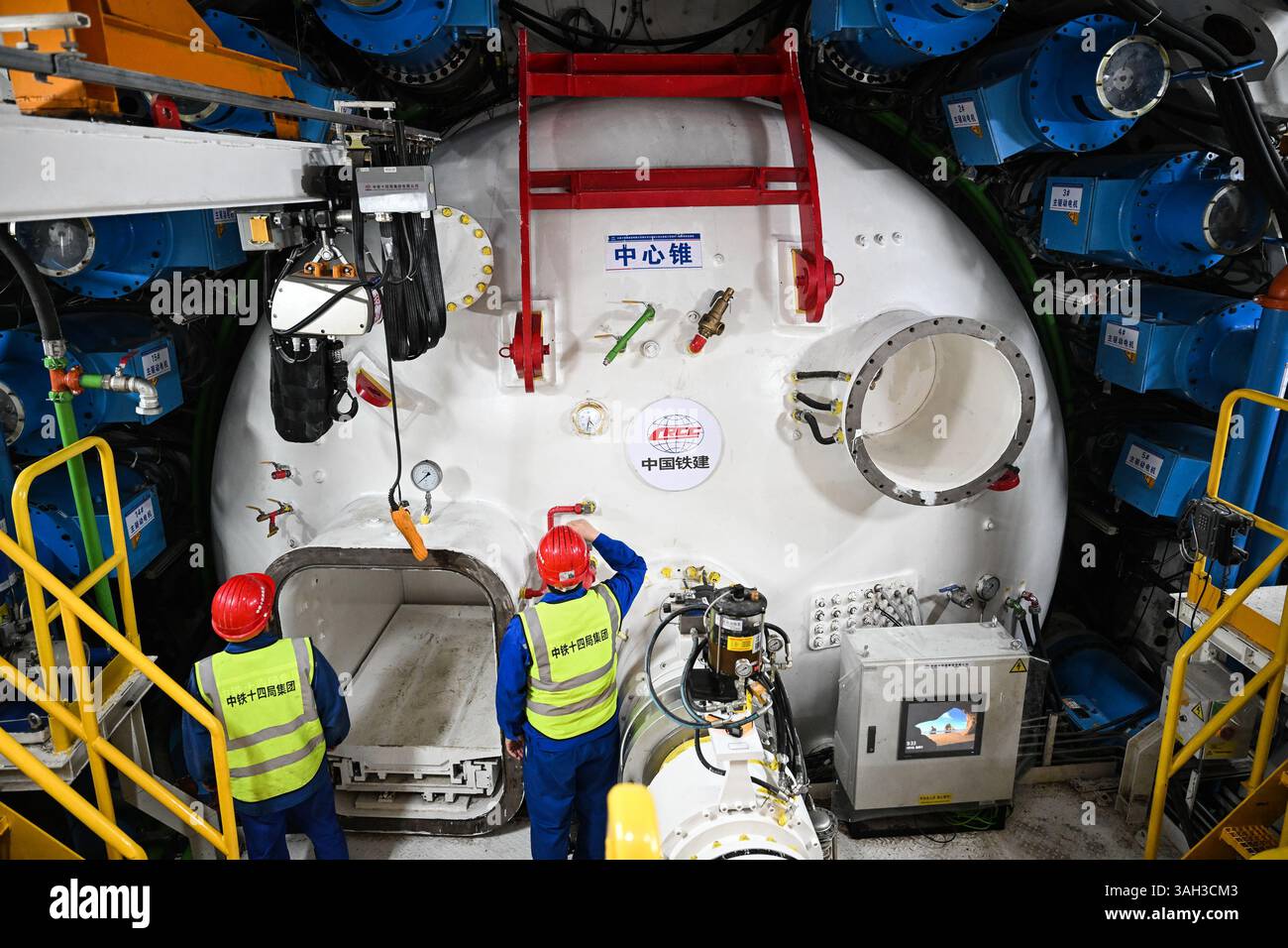 (250409) -- NANTONG, April 9, 2025 (Xinhua) -- Technical staff conduct ...