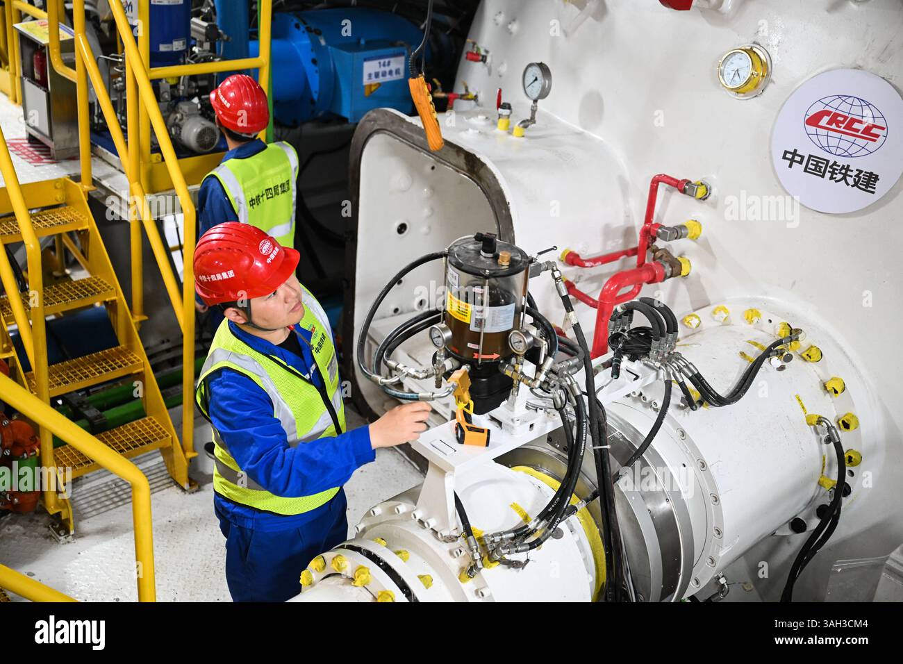 (250409) -- NANTONG, April 9, 2025 (Xinhua) -- Technical staff conduct ...