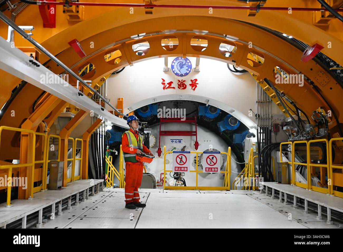 (250409) -- NANTONG, April 9, 2025 (Xinhua) -- A staff member works ...