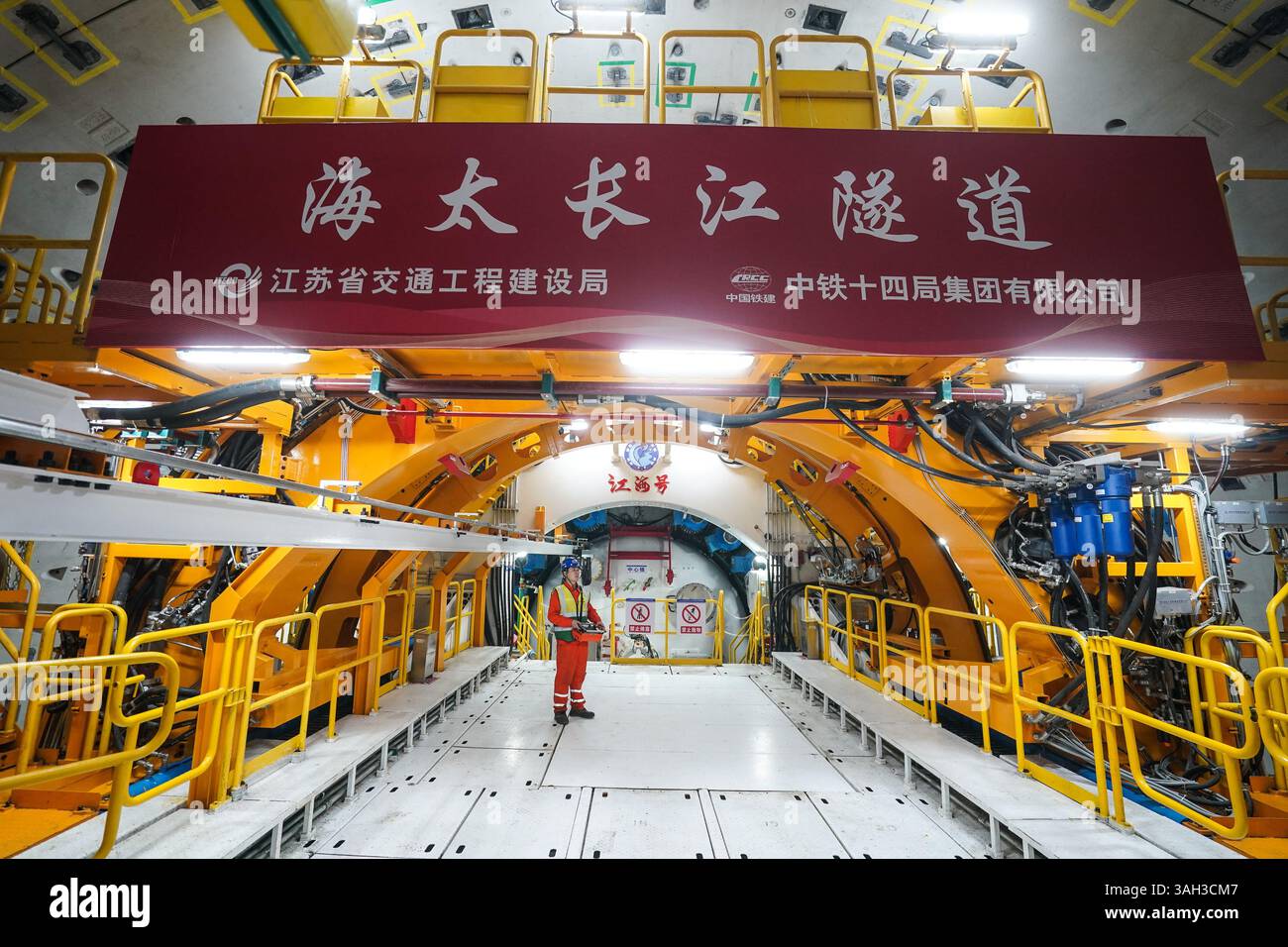 (250409) -- NANTONG, April 9, 2025 (Xinhua) -- A staff member works ...