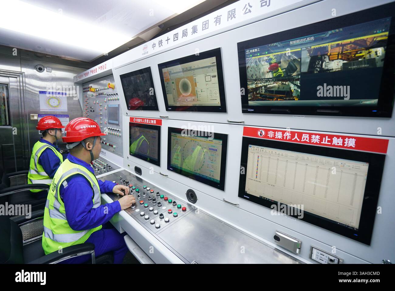 (250409) -- NANTONG, April 9, 2025 (Xinhua) -- Technical staff work at ...