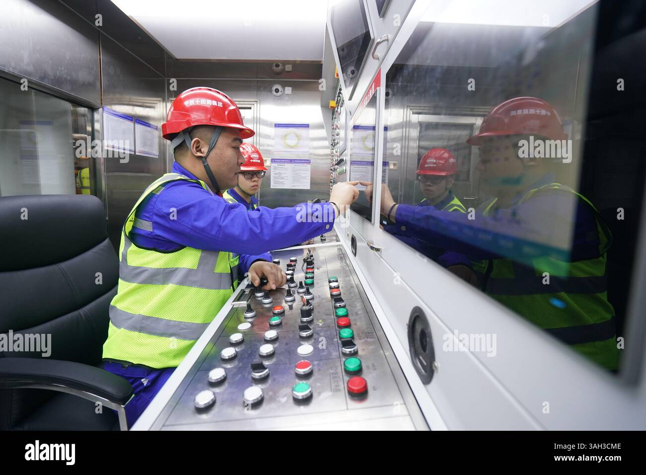(250409) -- NANTONG, April 9, 2025 (Xinhua) -- Technical staff work at ...