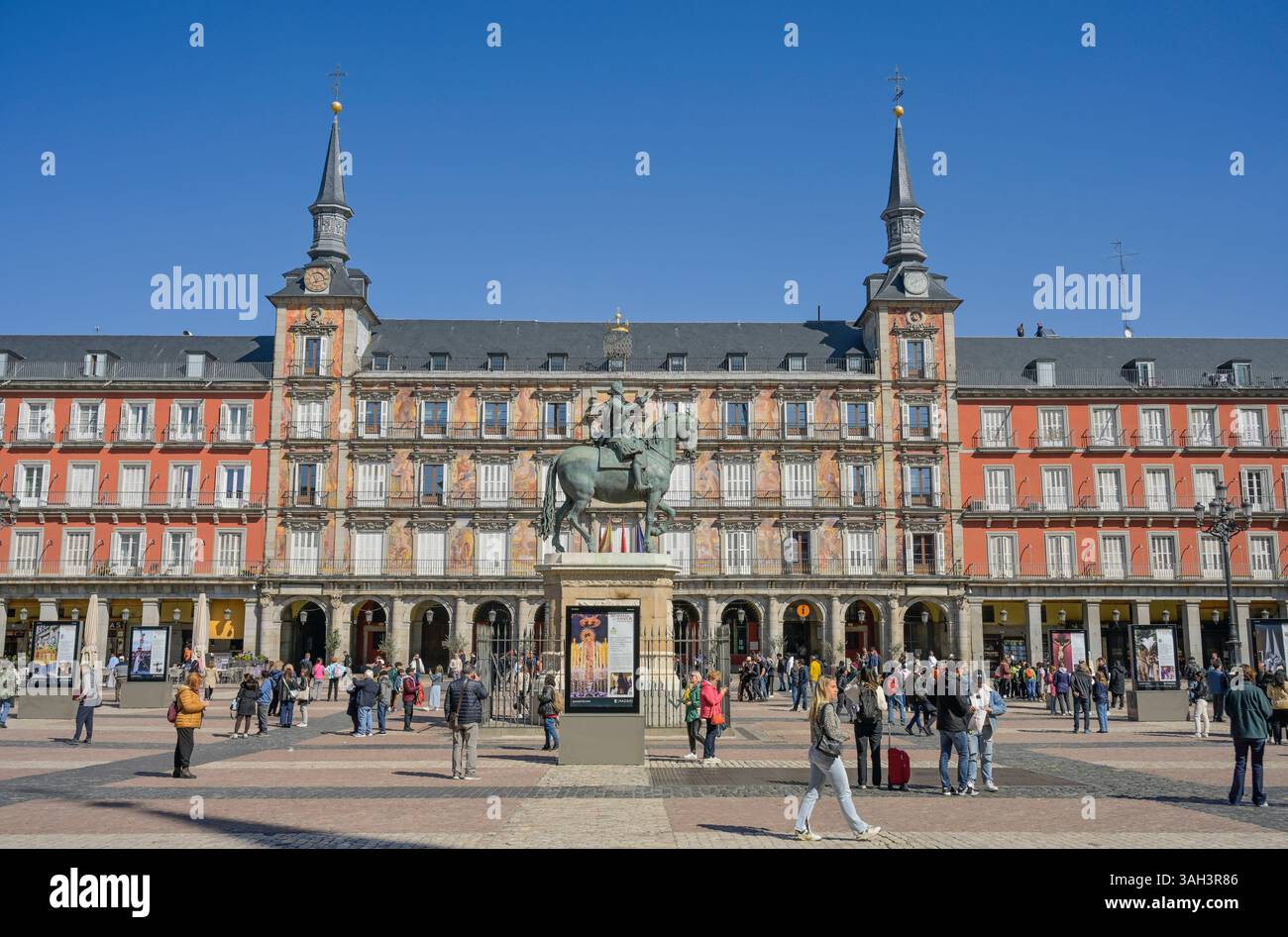 Reiterstandbild Felipe III, Casa de la Panaderia, Plaza Major, Altstadt ...
