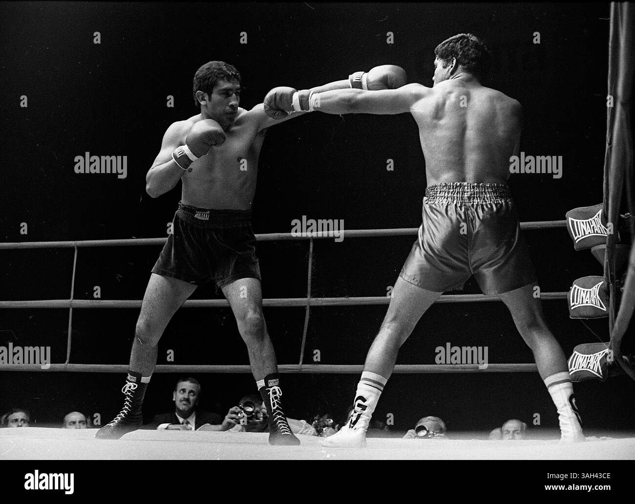 Argentine professional boxers Víctor Galíndez (left9 and Jorge Ahumada ...