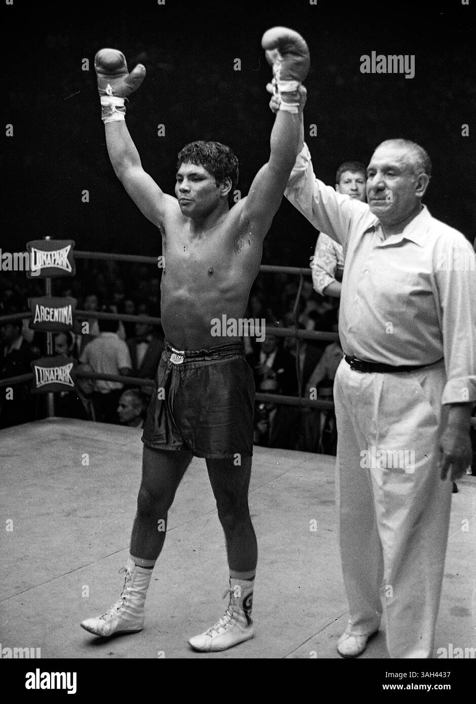Argentine professional boxer Víctor Galíndez wins a boxing match with ...