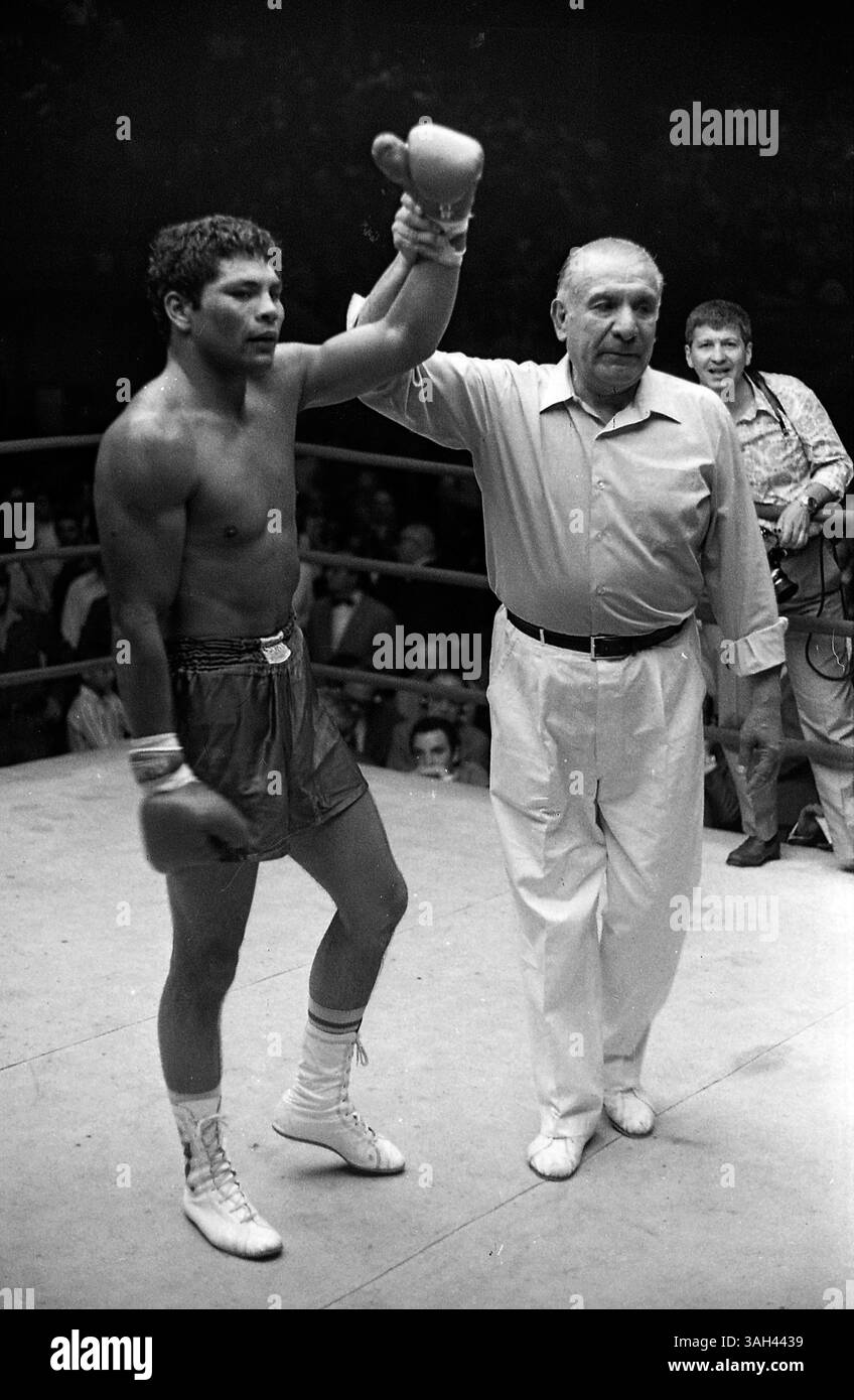 Argentine professional boxer Víctor Galíndez wins a boxing match with ...