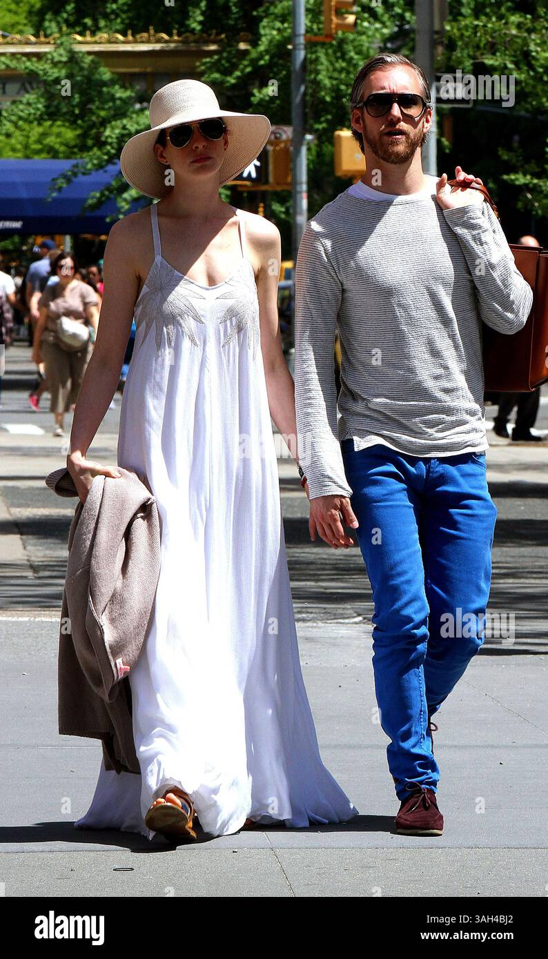 May 24, 2015 - New York City, NY, USA - Actress Anne Hathaway and her ...