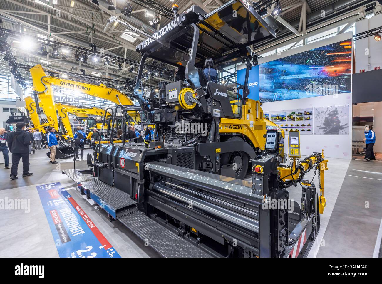 Teermaschine und Bagger des japanischen unternehmens Sumitomo. BAUMA ...