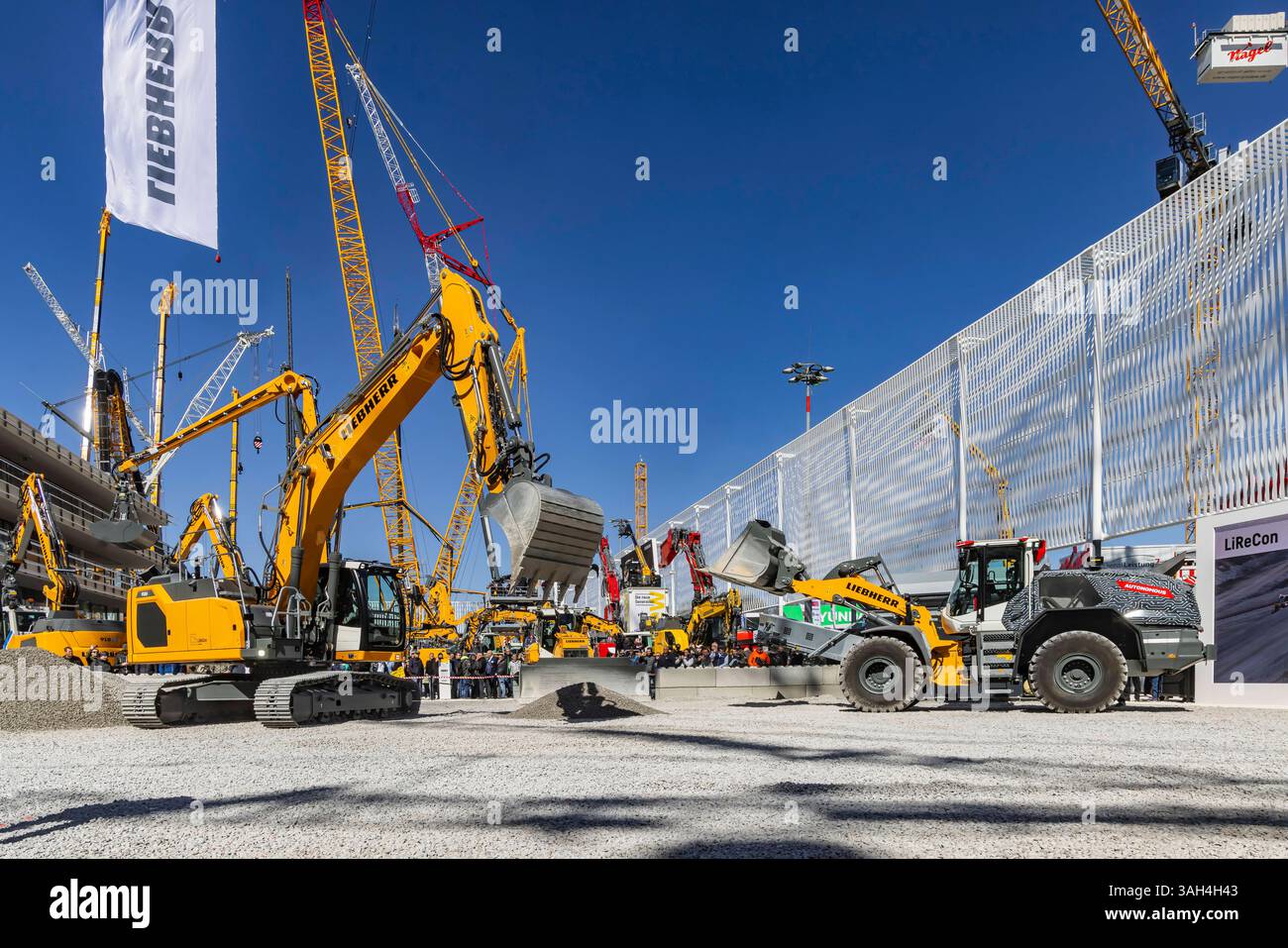 Präsentation von liebherr mit autonom fahrenden elektrisch ...