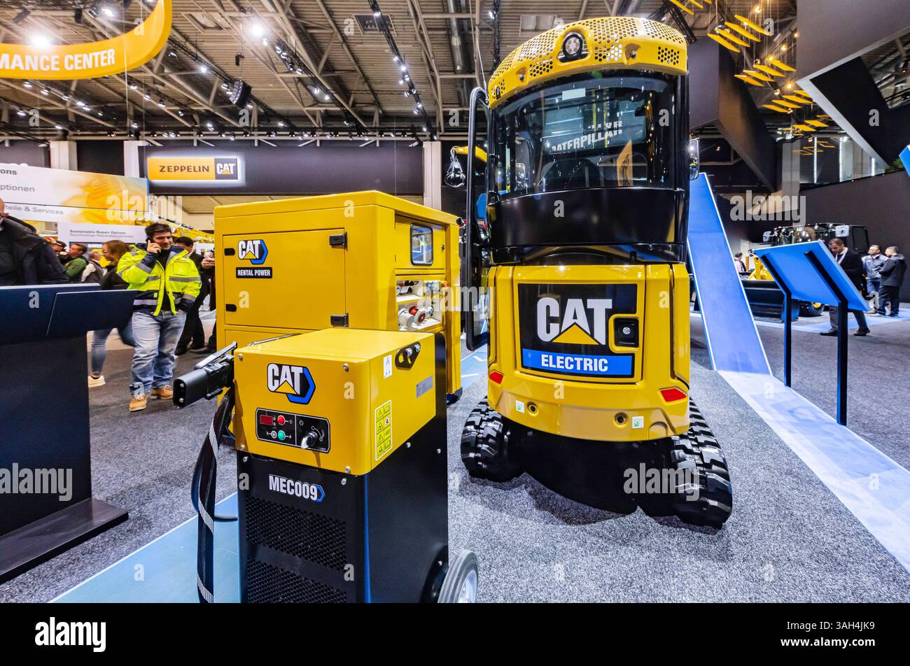 Messestand von Caterpillar CAT. BAUMA München - 34. Weltleitmesse für Baumaschinen ...