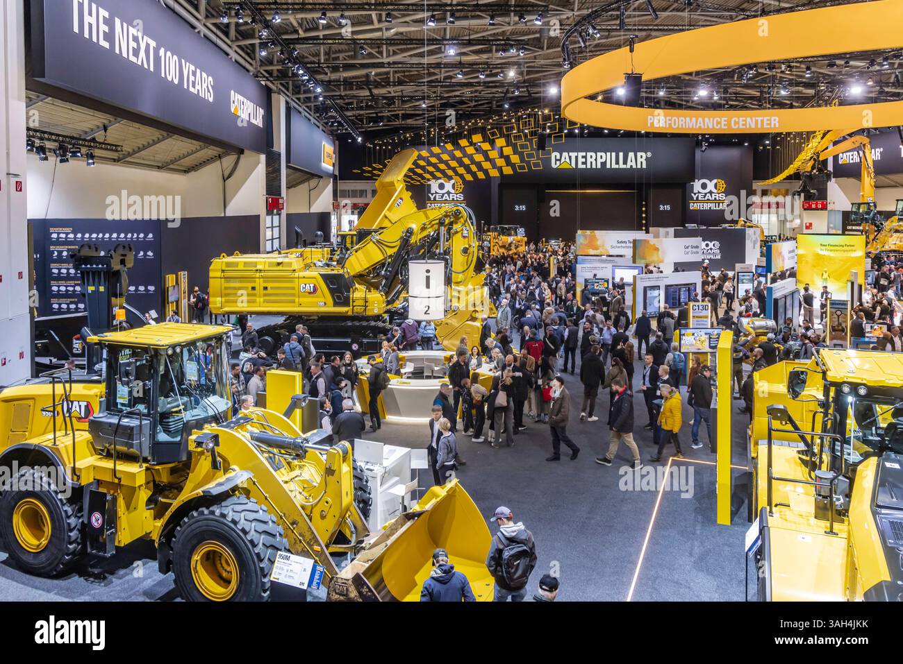Messestand von Caterpillar CAT. BAUMA München - 34. Weltleitmesse für Baumaschinen ...