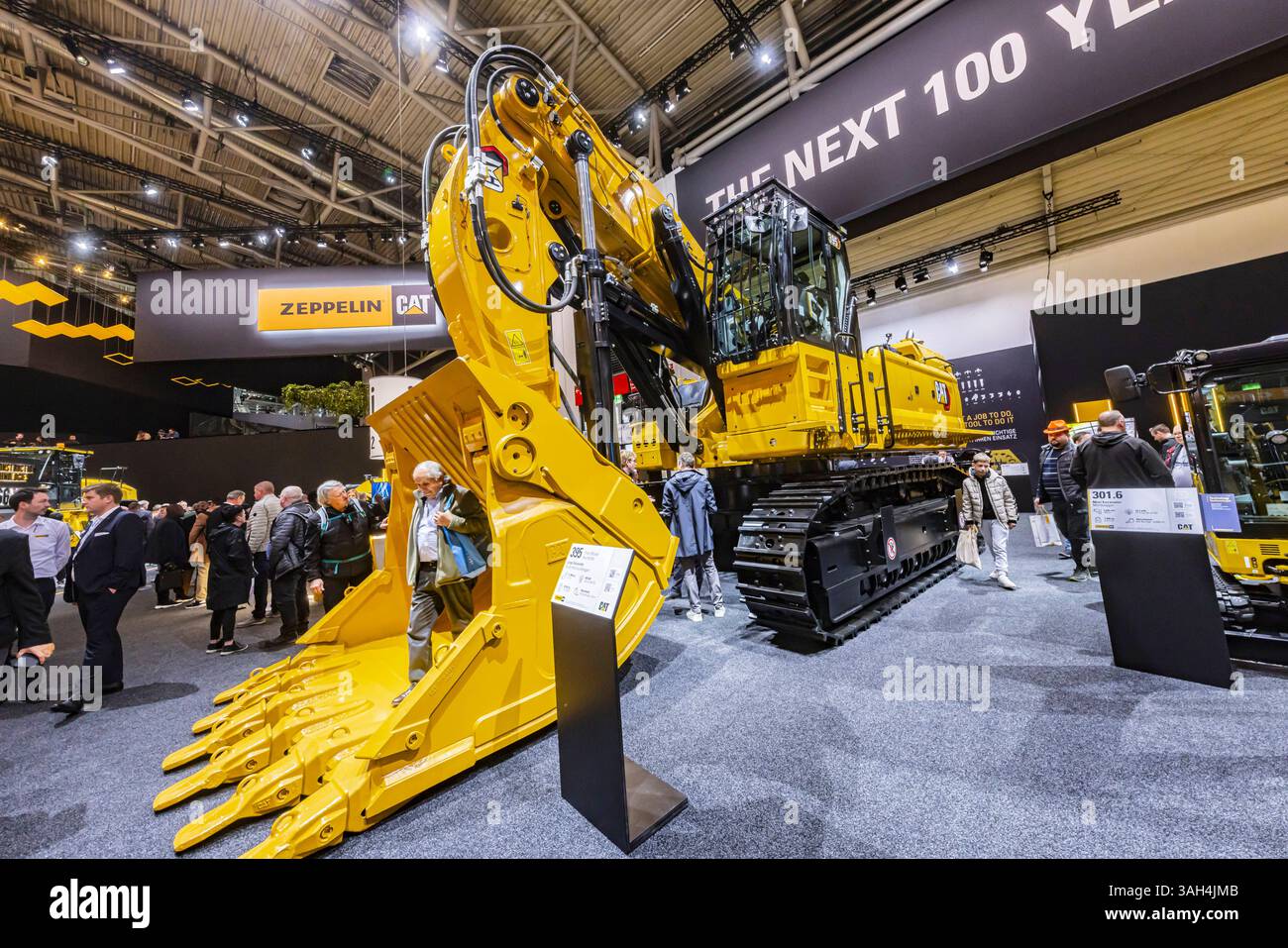 Messestand von Caterpillar CAT. BAUMA München - 34. Weltleitmesse für Baumaschinen ...