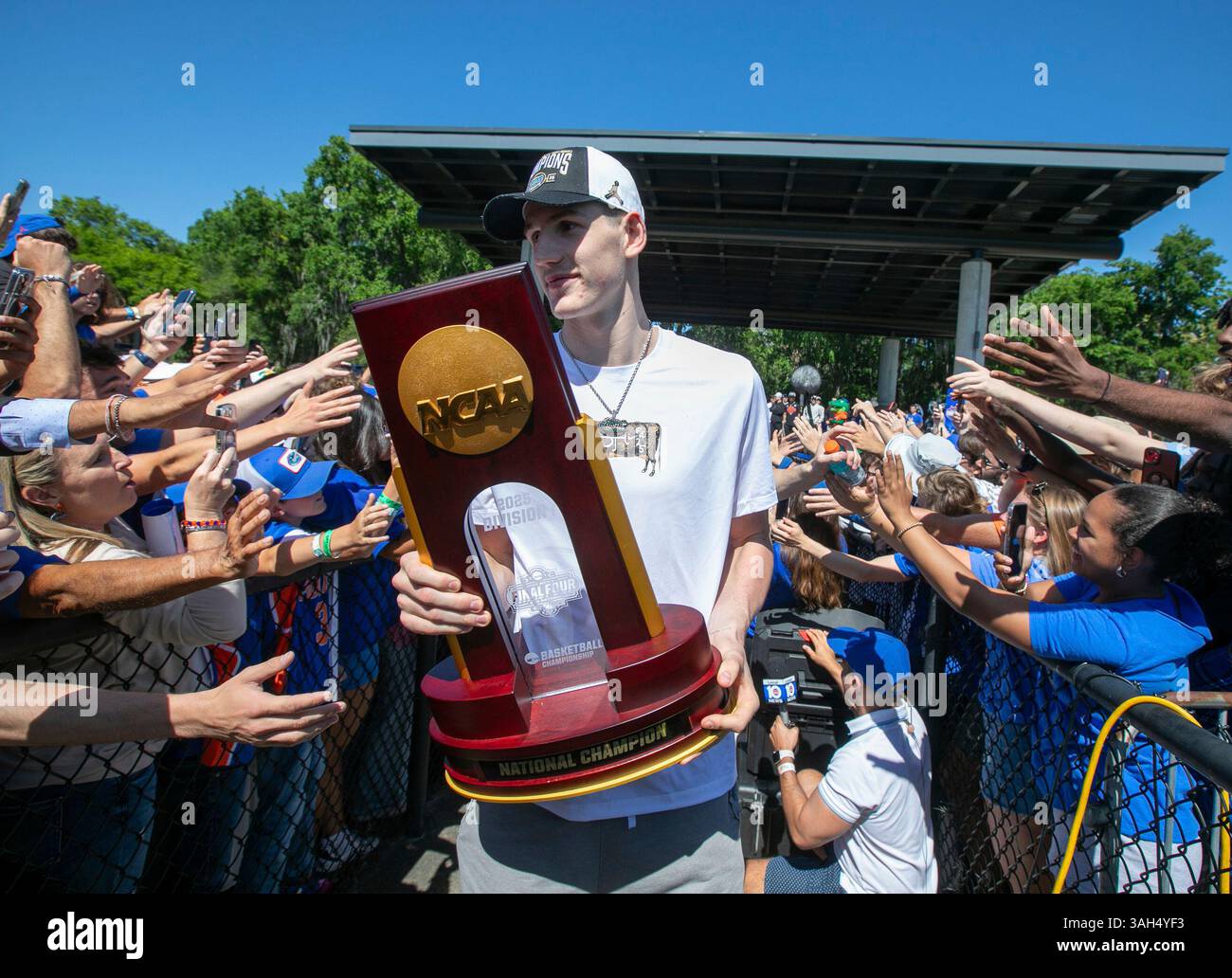 Florida forward Alex Condon (21) shows off the trophy as the team ...