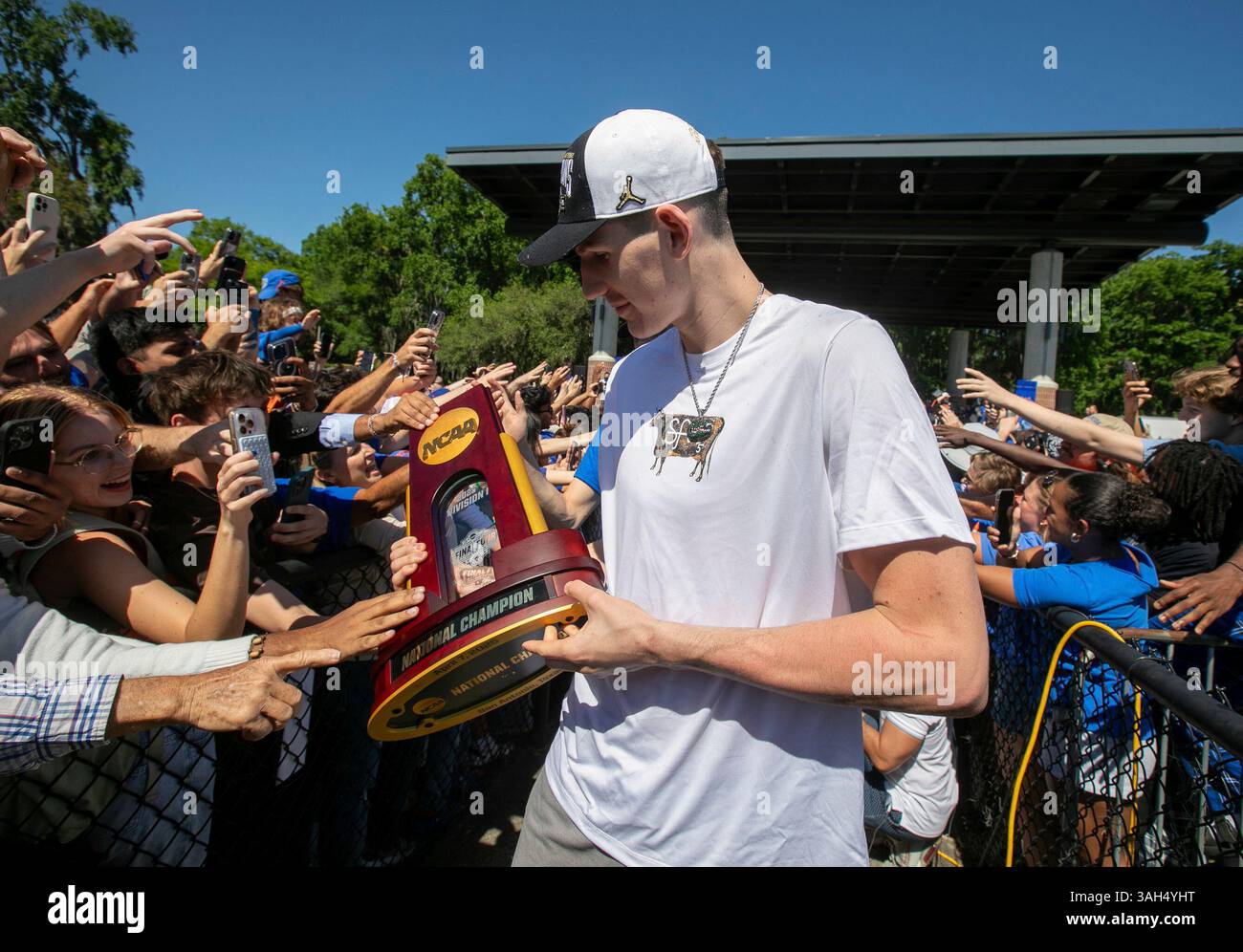 Florida forward Alex Condon (21) shows off the trophy as the team ...