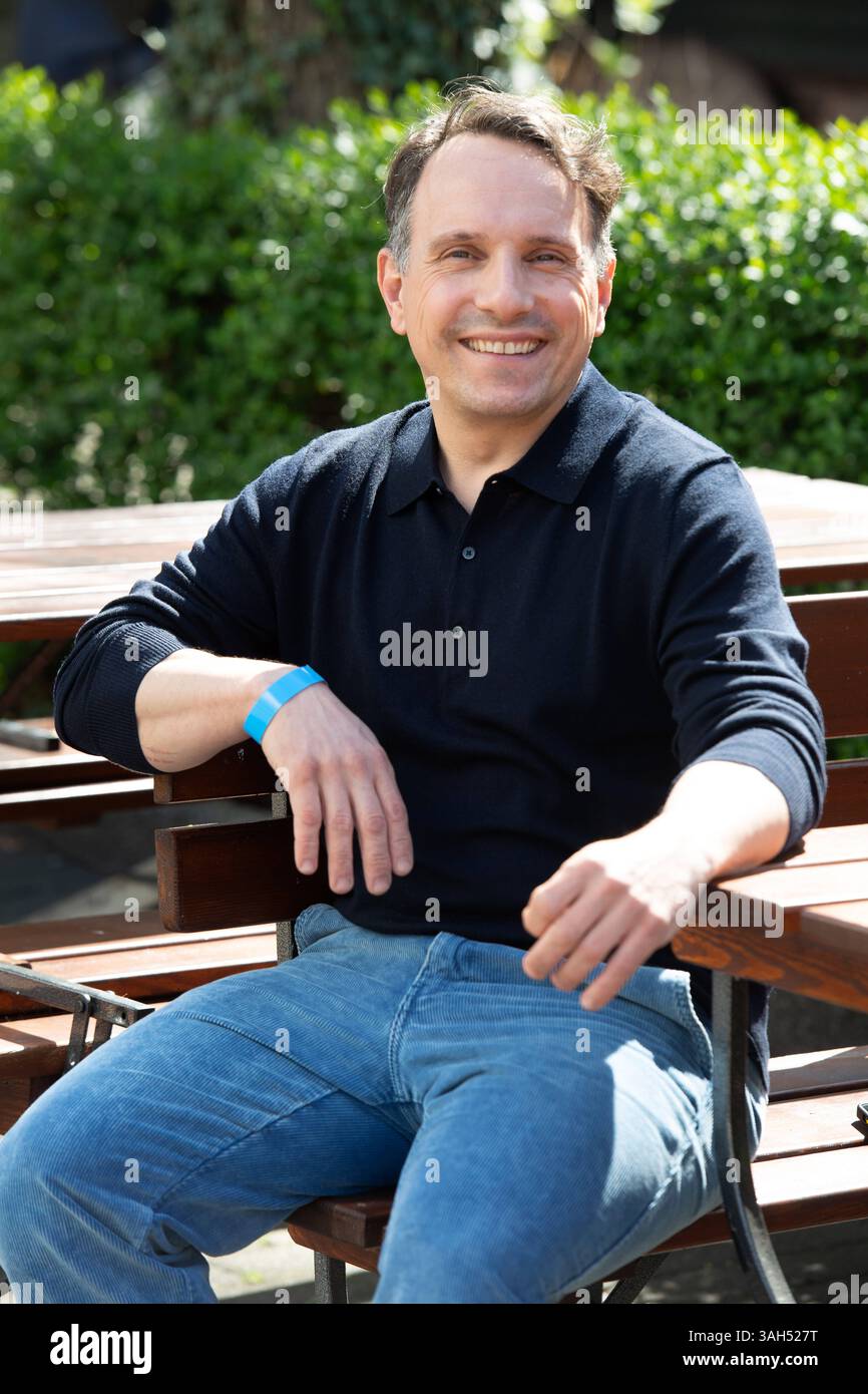 Schauspieler Stefko HANUSHEVSKY spielt die Rolle des Carsten Heinrich ...