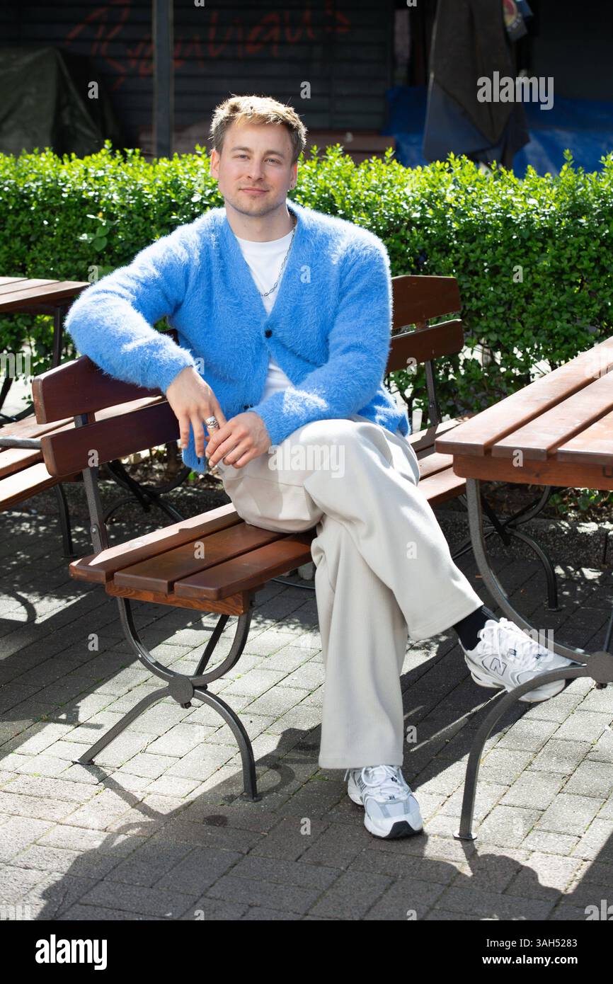 Schauspieler Timmi TRINKS spielt die Rolle des Mark Neumann ...