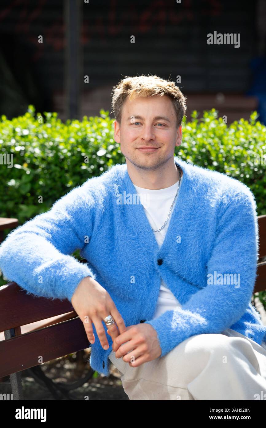 Schauspieler Timmi TRINKS spielt die Rolle des Mark Neumann ...