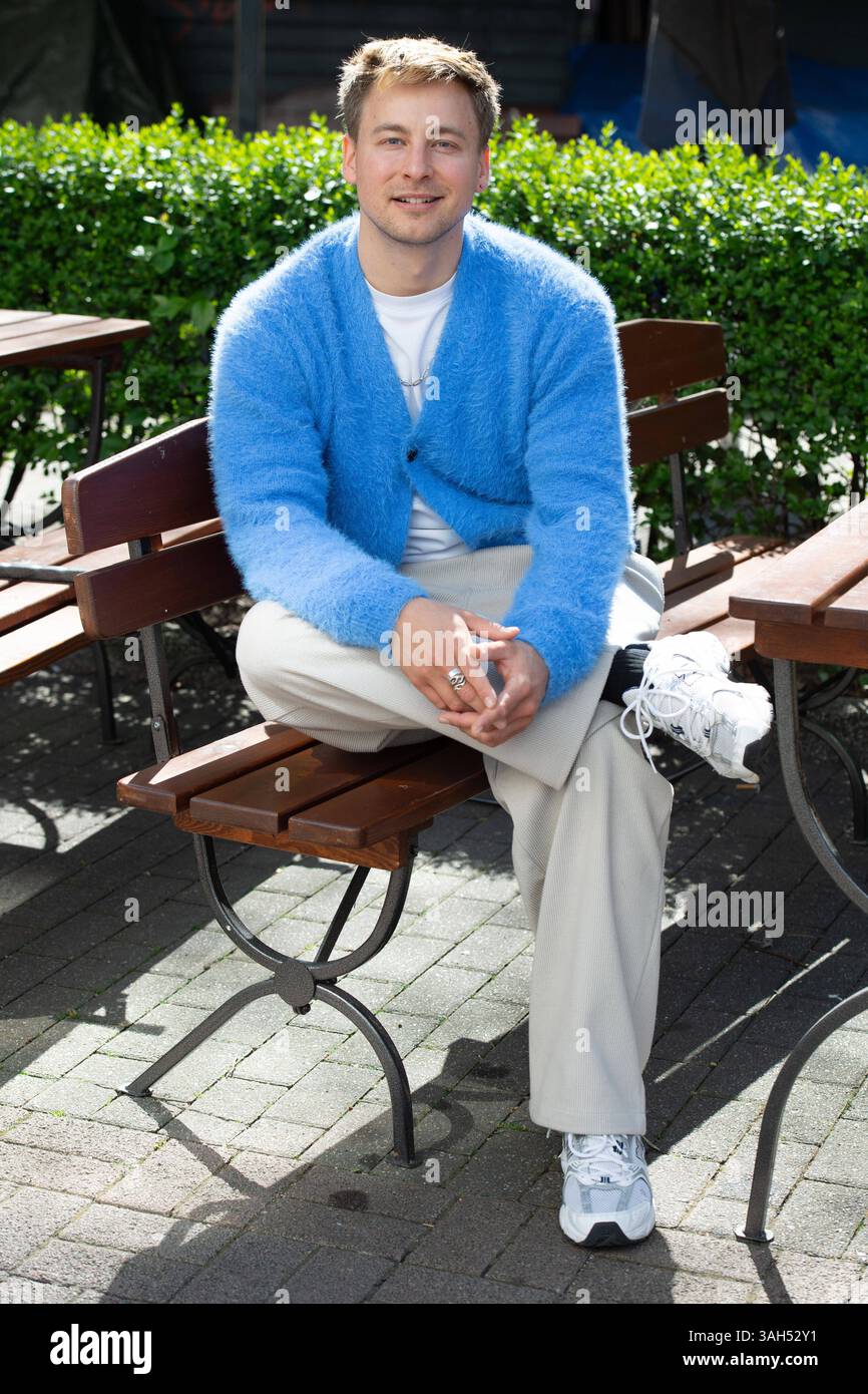 Schauspieler Timmi TRINKS spielt die Rolle des Mark Neumann ...