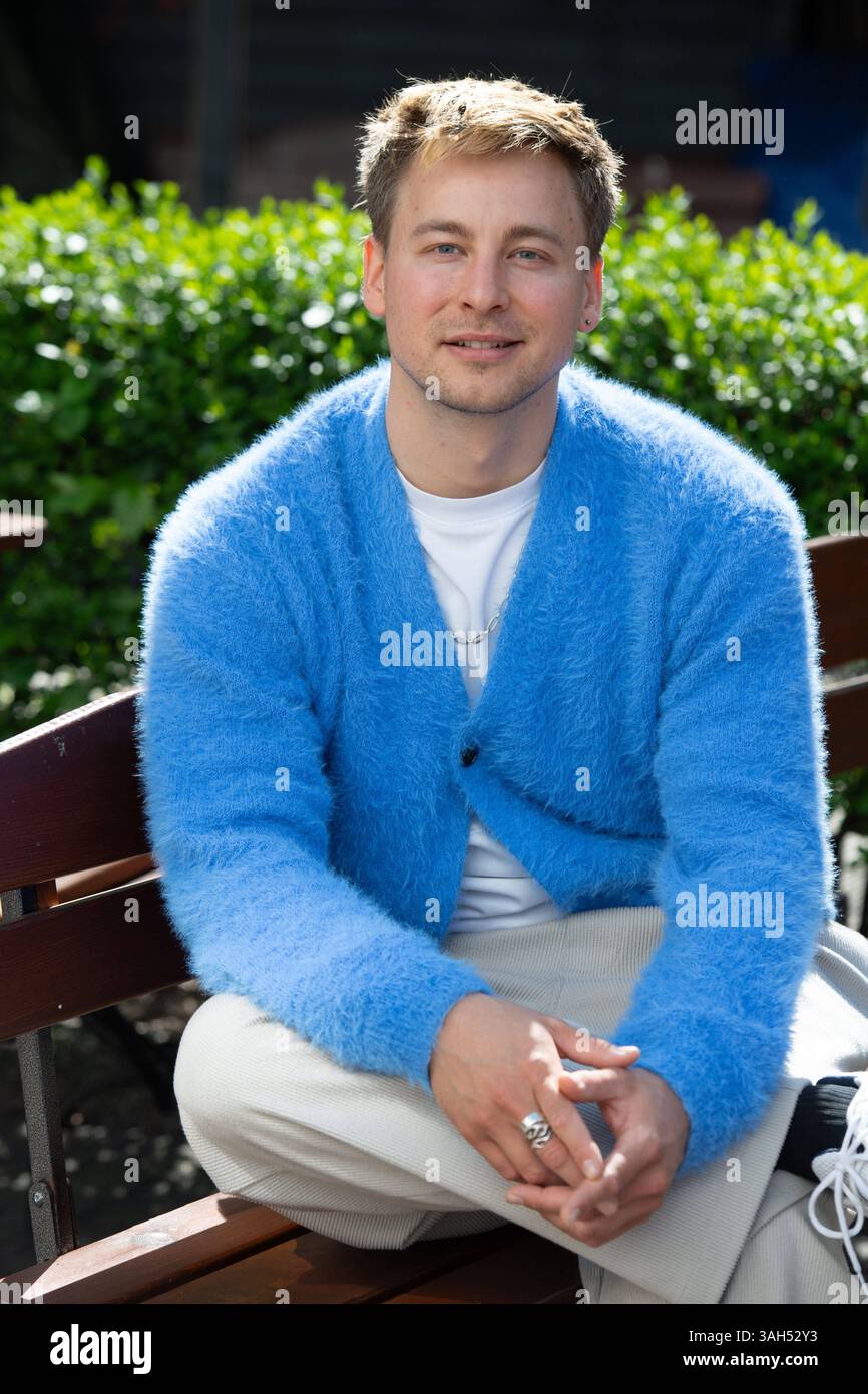 Schauspieler Timmi TRINKS spielt die Rolle des Mark Neumann ...