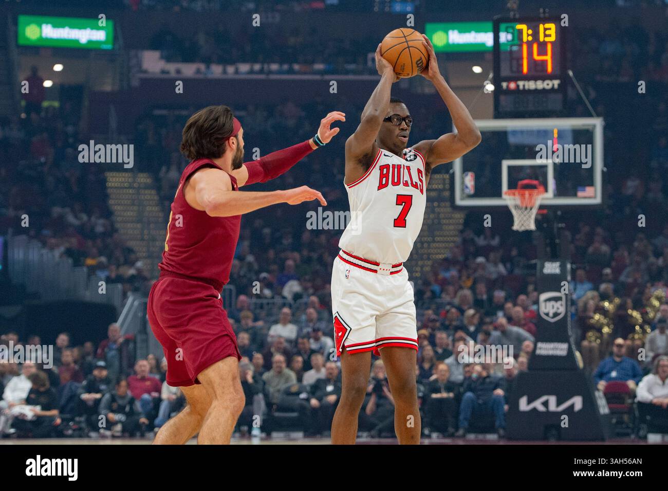 Chicago Bulls' Jalen Smith (7) passes ad Cleveland Cavaliers' Max Strus ...
