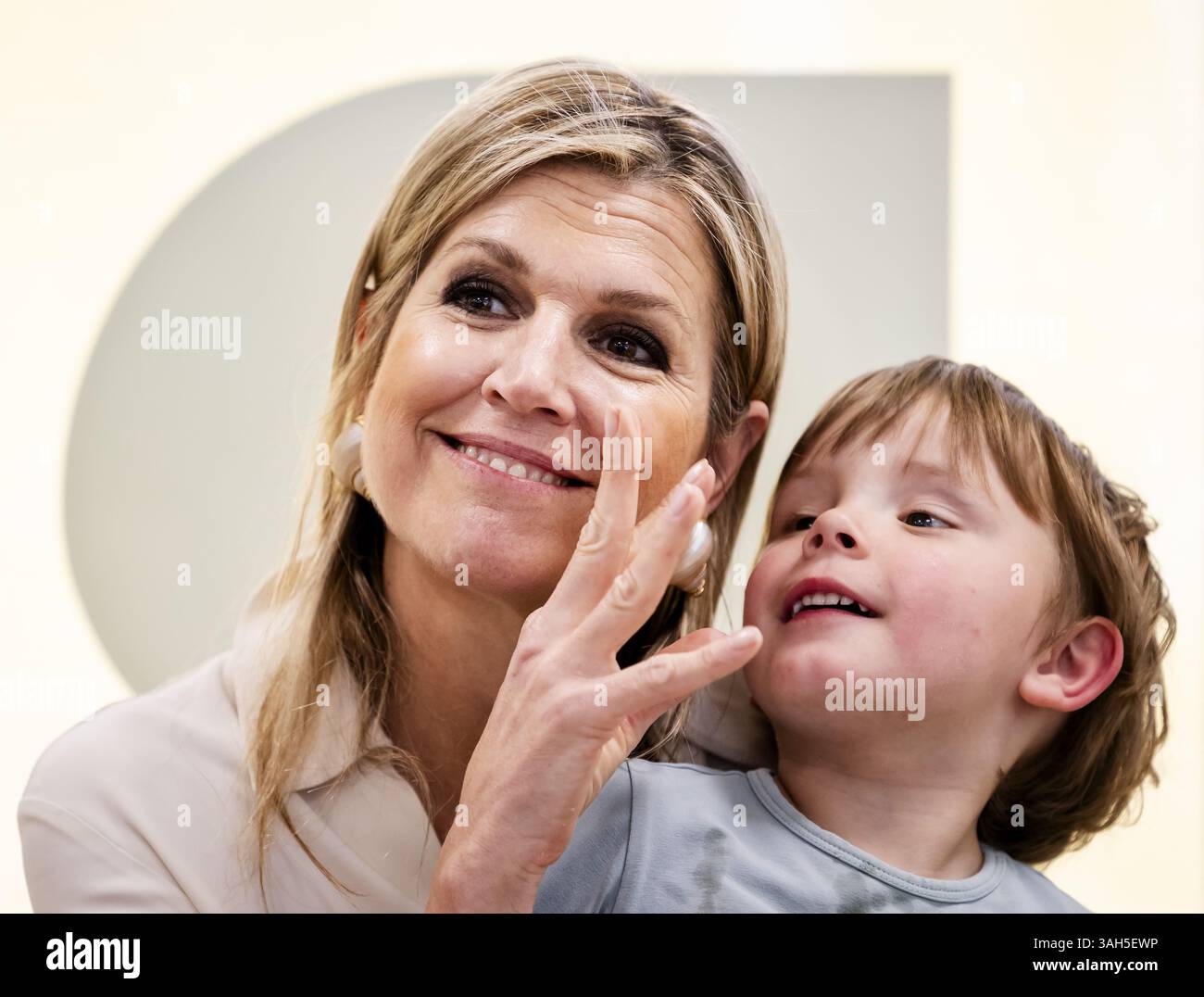 HEERLEN - A little boy crawled onto Queen Maxima's lap during a ...