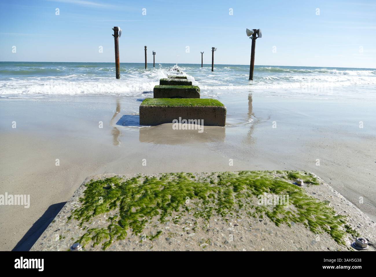 Breaking over pier hi-res stock photography and images - Alamy