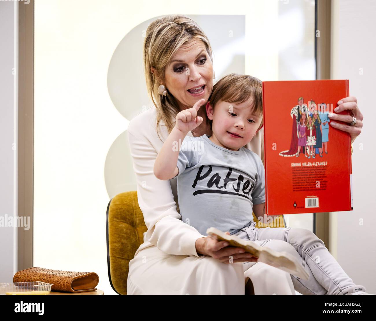 HEERLEN - A little boy crawled onto Queen Maxima's lap during a ...