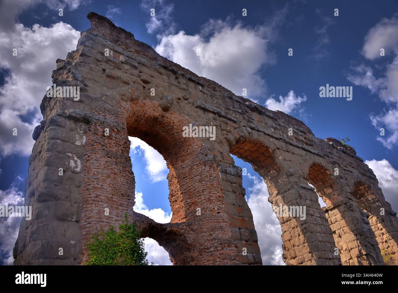Ancient roman aqueduct rome hi-res stock photography and images - Alamy