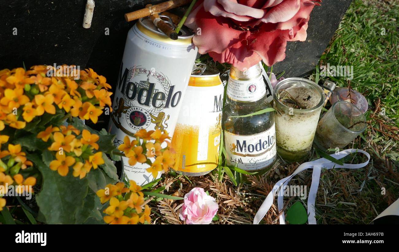 Los Angeles, California, USA 7th April 2025 Dee Dee Ramone Grave with ...