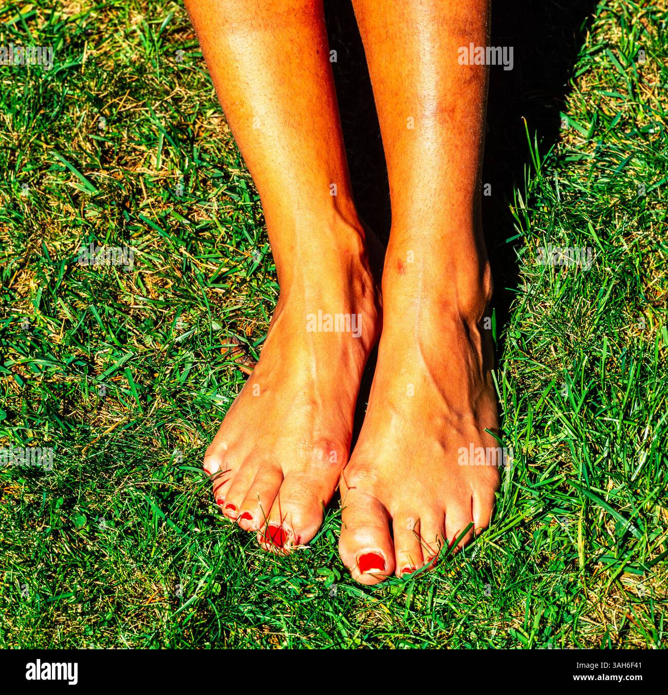Women's feet barefoot hi-res stock photography and images - Alamy