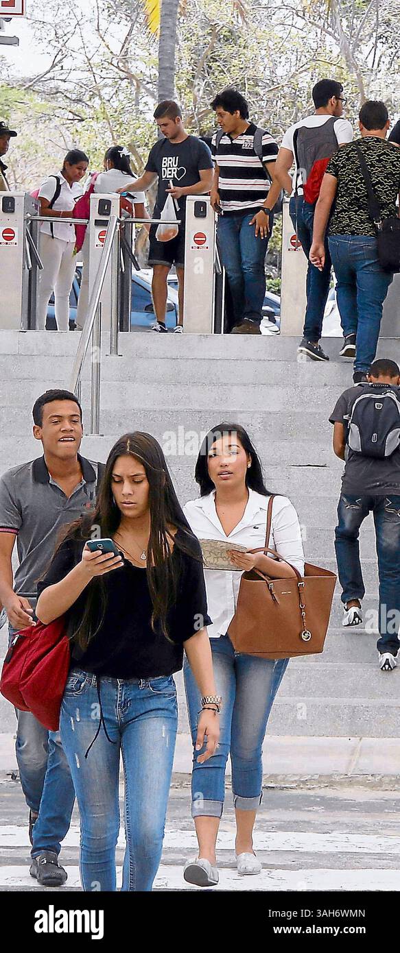 Estudiantes universitarios estudiantes hi-res stock photography and ...