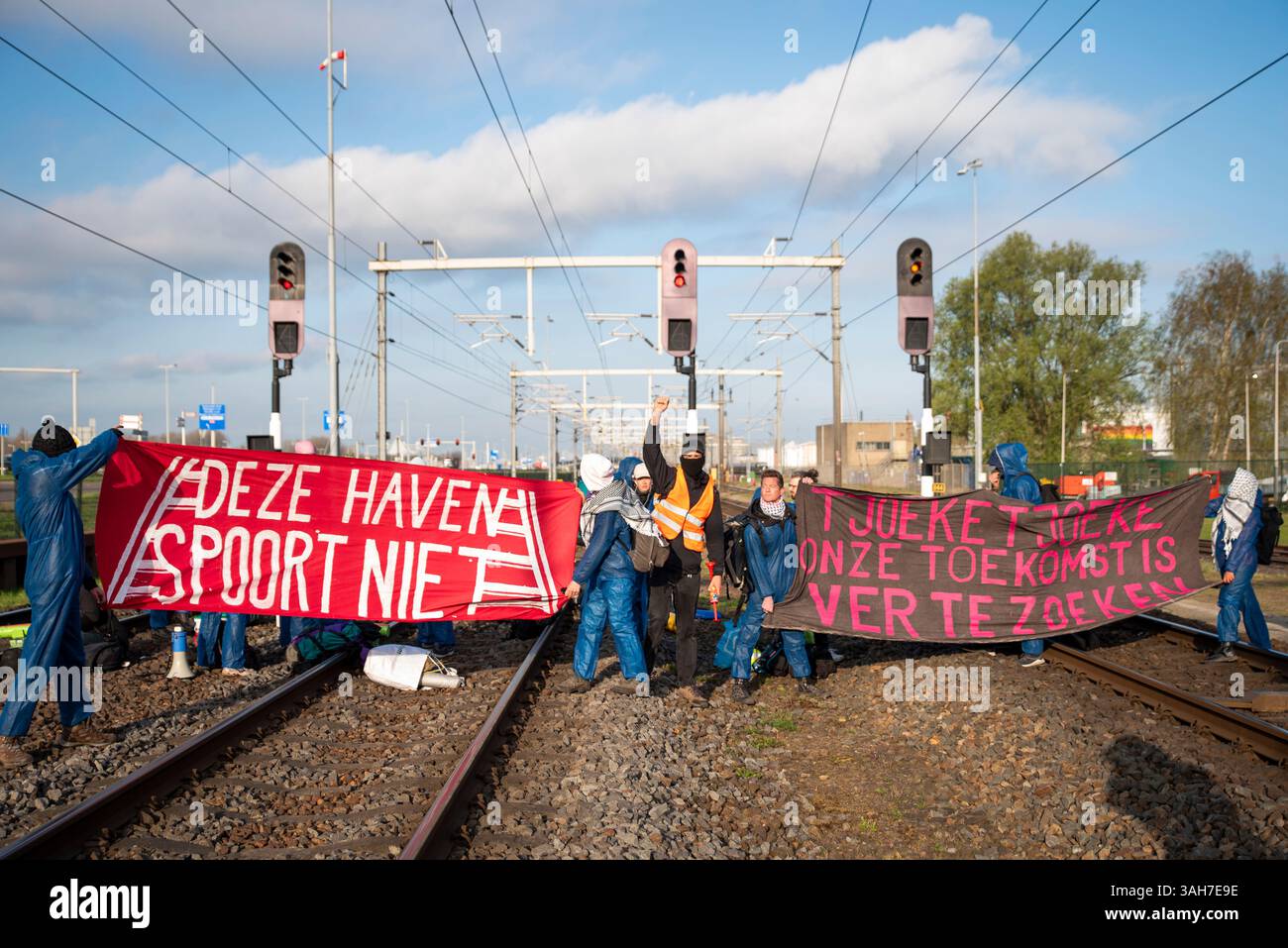 Rotterdam, South Holland, Netherlands. 9th Apr, 2025. Activists from ...