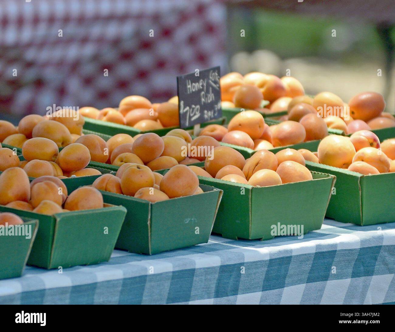 Patterson california apricots hi-res stock photography and images - Alamy